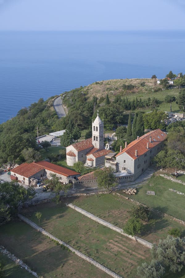 Het klooster Rezevici, stock afbeelding. Image of geschiedenis - 32064961