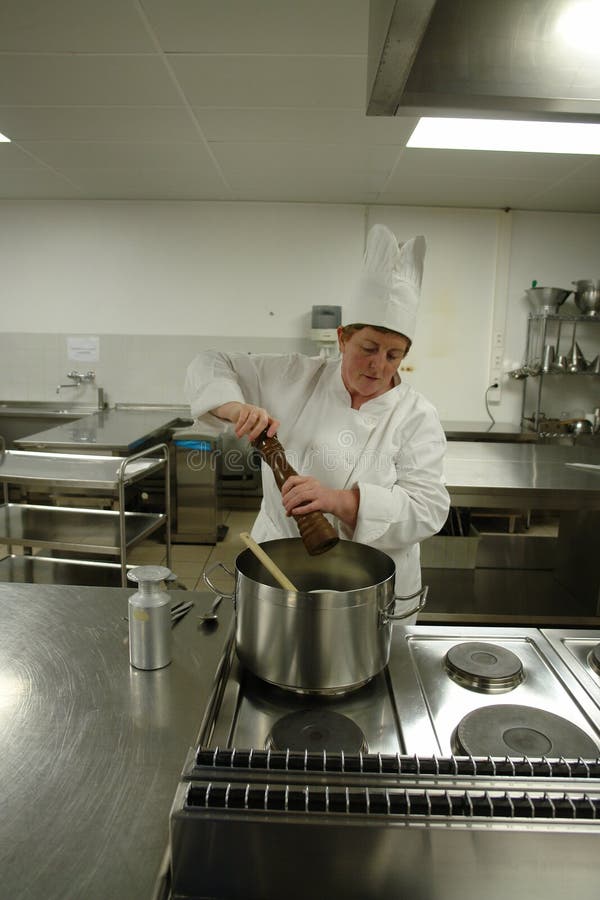 Het Koken Van De Chef-kok in Keuken Stock Afbeelding - Image of chef ...