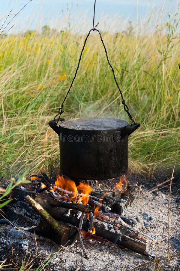Het koken van het kampvuur stock foto. Image of ketel - 15445058
