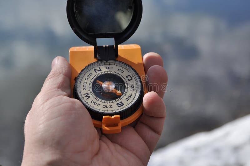 Compass en map stock foto. Image of oriënteren, kaarten - 162987080