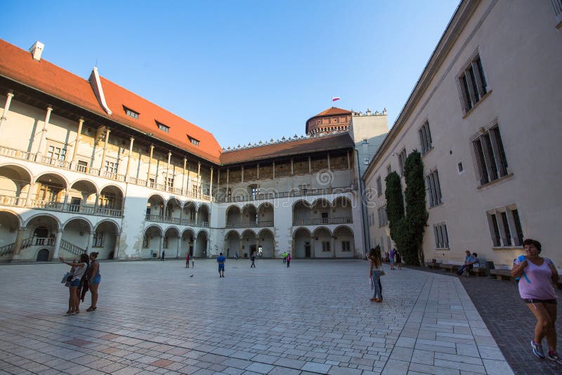 Het Koninklijke Kasteel Ter Plaatse Van Wawel, Residentie Bouwde Bij De ... Het Koninklijke Kasteel Ter Plaatse Van Wawel, Residentie Bouwde Bij De ...