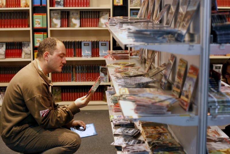 Films op DVD kopen redactionele afbeelding. Image of koop - 25082485