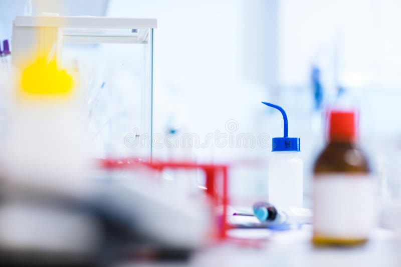 Het Laboratorium Van De Chemie Stock Foto - Image of daling, onderwijs ...