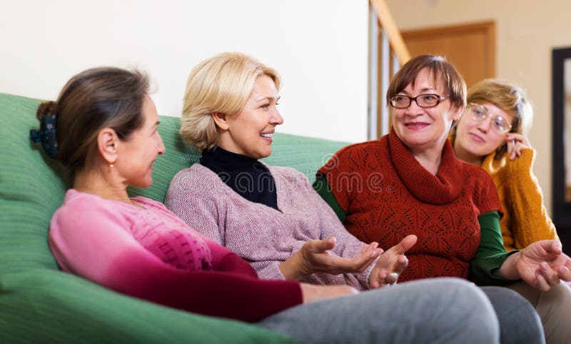 Het Lachen Het Hogere Vrienden Babbelen Stock Afbeelding - Image of ...