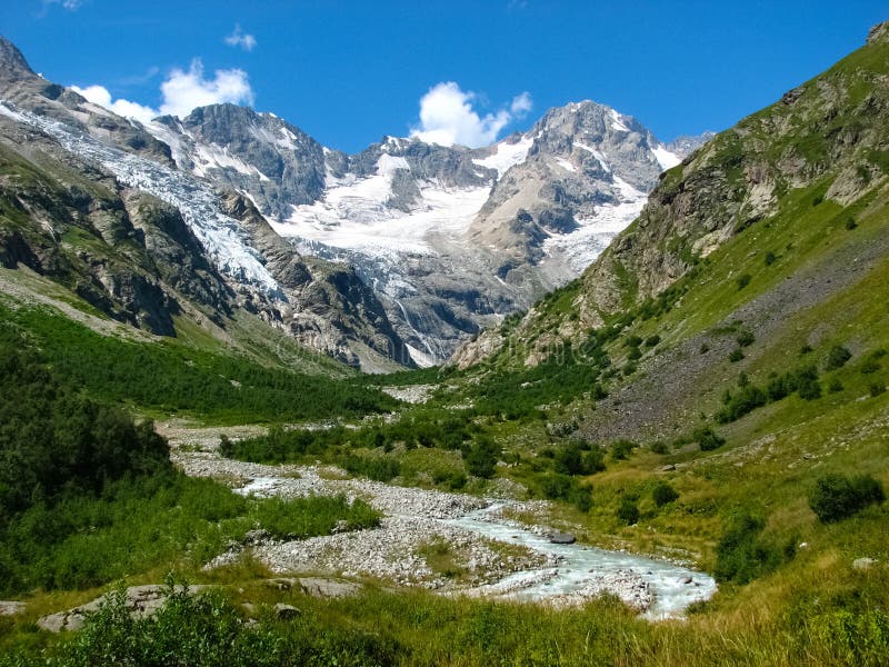 Het landschap van de berg stock foto. Image of rivier - 64052088