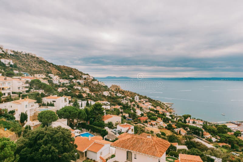 Het Landschap Van De Stad Roses, Girona, Costa Brava, Spanje Stock Foto ...