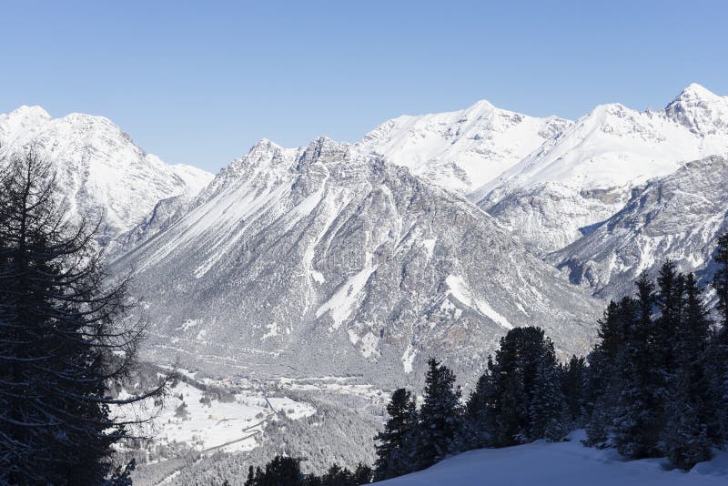 Het Landschap Van De Winterbergen Met Dorp Stock Foto - Image of alpen ...
