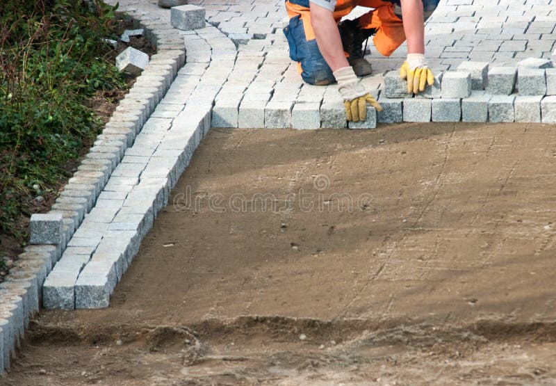 Het Leggen Van Het Bedekken Bakstenen Op Grond Stock Foto - Image of ...