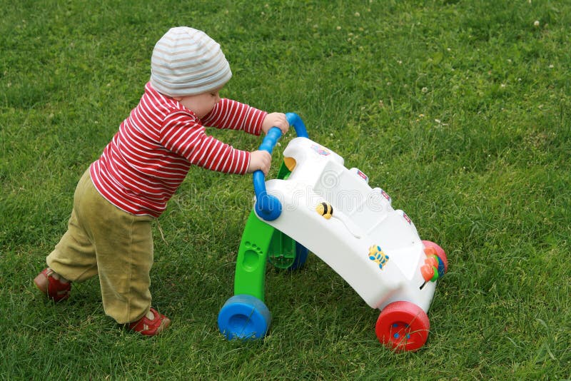 Het Leren Te Lopen - Eerste Stappen Stock Foto - Image of maanden ...