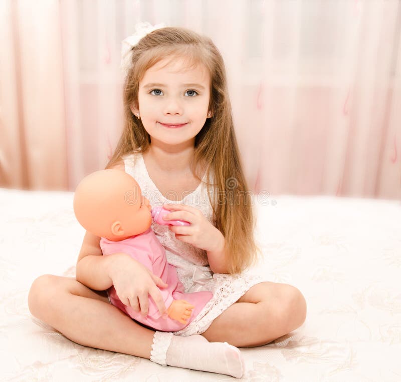 Schattig Lachend Meisje Speelt Met Een Pop Stock Foto - Image of huis ...