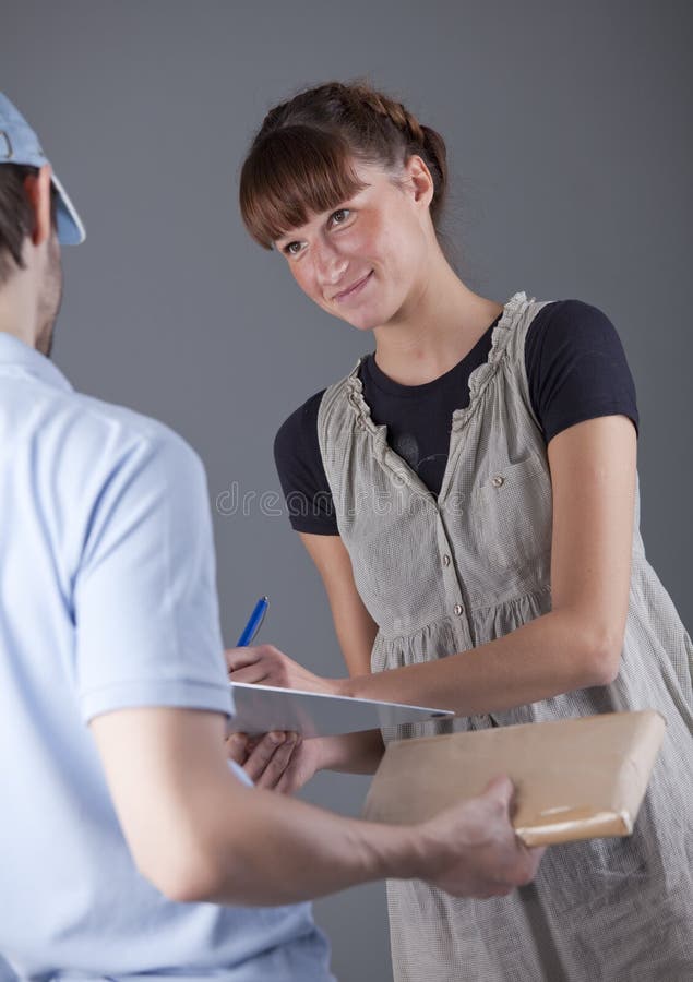 Het leveren van een pakket stock afbeelding. Image of handtekening ...