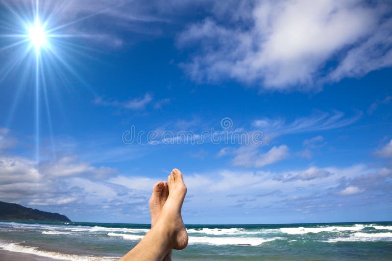 Het Liggen Op Het Strandhorloge Mijn Voeten Stock Afbeelding - Image of ...