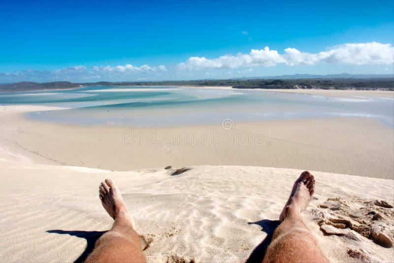 Het liggen op strand stock afbeelding. Image of kaap - 40667401