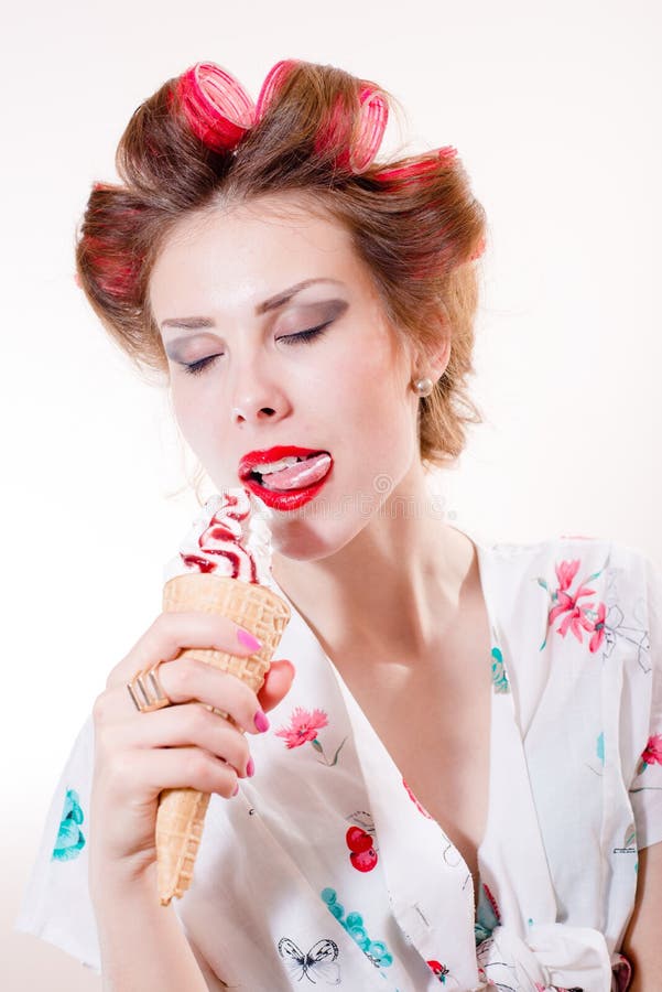 Elegante Mooie Jonge Vrouw Die Een Schotel Voor Het Beeld Van Het