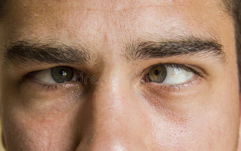 Het loensen ogen stock foto. Image of expressief, volwassen - 58031872
