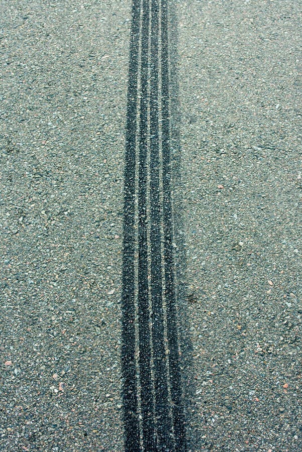 Remspoor Van Een Autoband Op Asfalt Stock Afbeelding - Image of straat ...