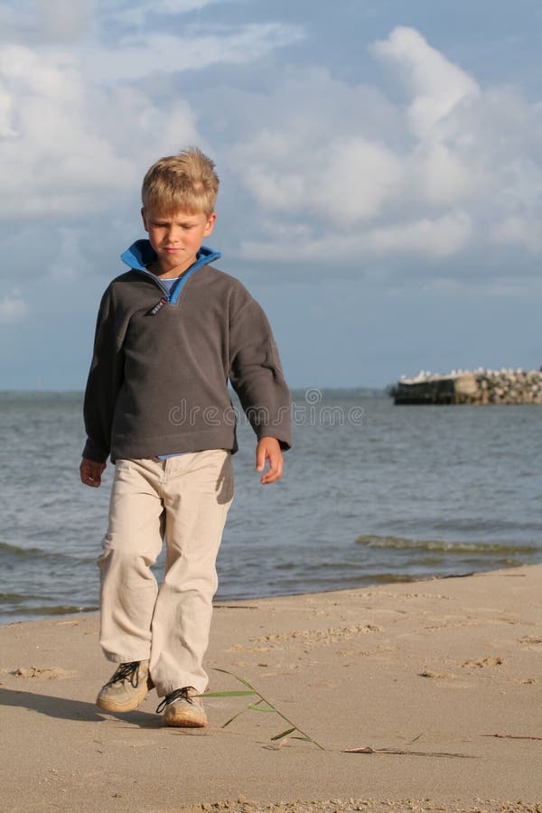 Lopend Kind stock afbeelding. Image of lopen, geluk, jongen - 597959