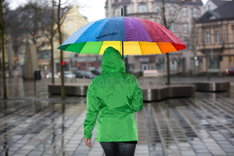 Het Lopen Door De Regen Met Een Paraplu En Een Regenjas Stock ... Het Lopen Door De Regen Met Een Paraplu En Een Regenjas Stock ...