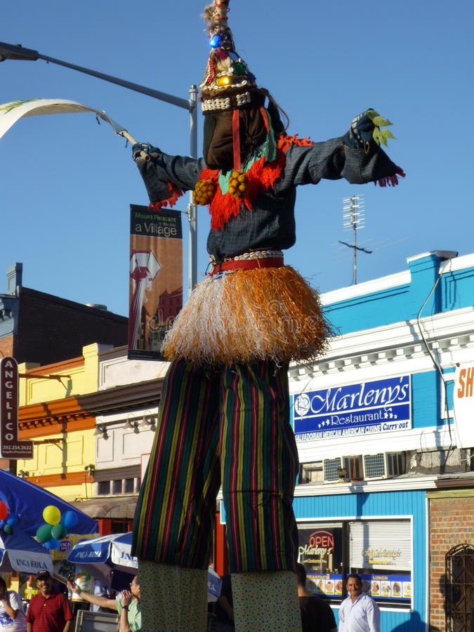 Uitvoerder Op Stelten Bij Parade Van De Het Westen De Indische Dag ...