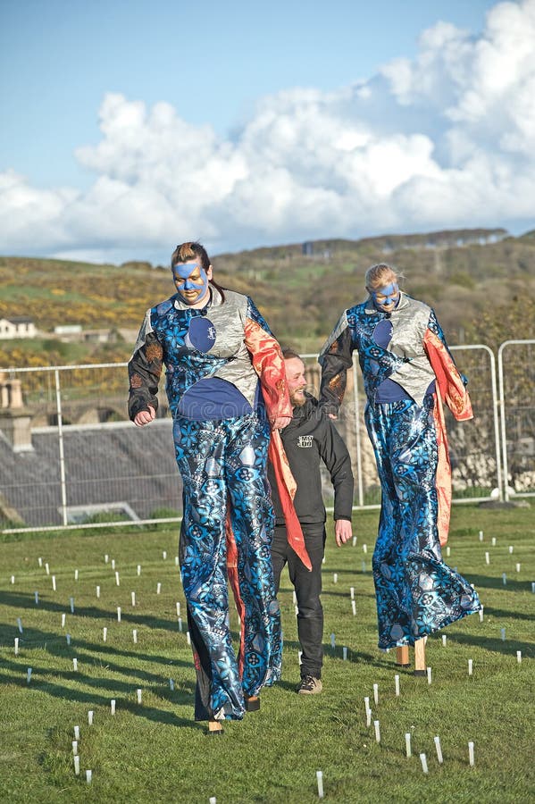 Het Lopen Op Stelten Door Labyrint Redactionele Foto - Image of beltaan ...