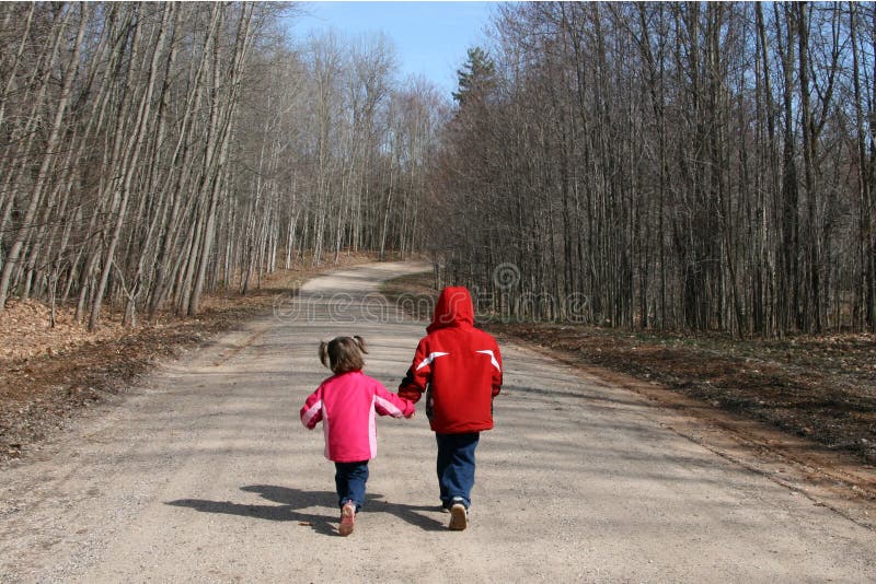 Kinderen die Lopen stock afbeelding. Image of twee, vuil - 13749875