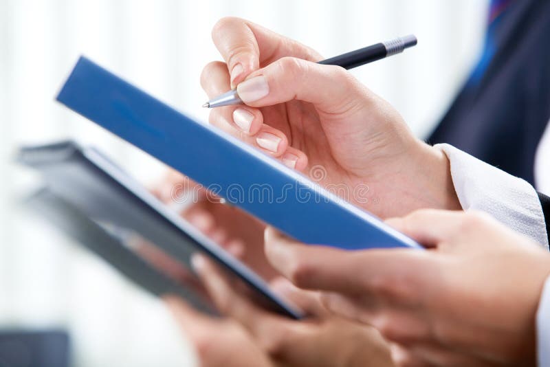 Het maken van nota's stock afbeelding. Afbeelding bestaande uit nota ...