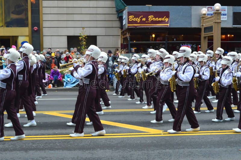 MARCHING BANDS School Marching Band Van Bedford High Tijdens De ...