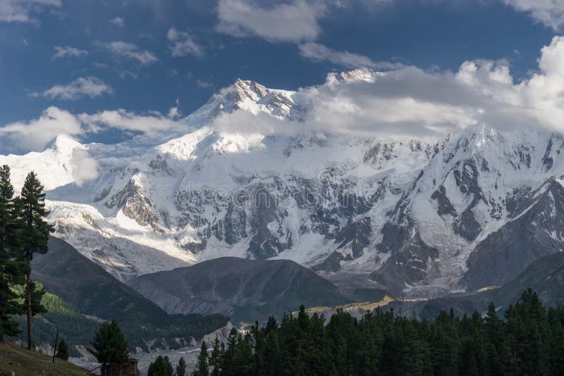 Het Massief Van Nangaparbat Bij Feeweide, Chilas, Gilgit-Bal Stock Foto ...