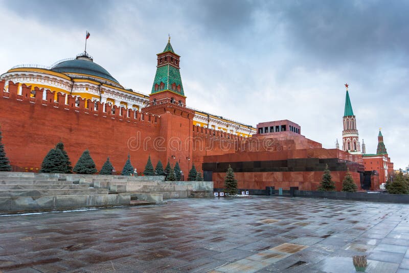 Het Mausoleum Van Lenin Op De Rode Vierkant En Muur Van Het Kremlin ...