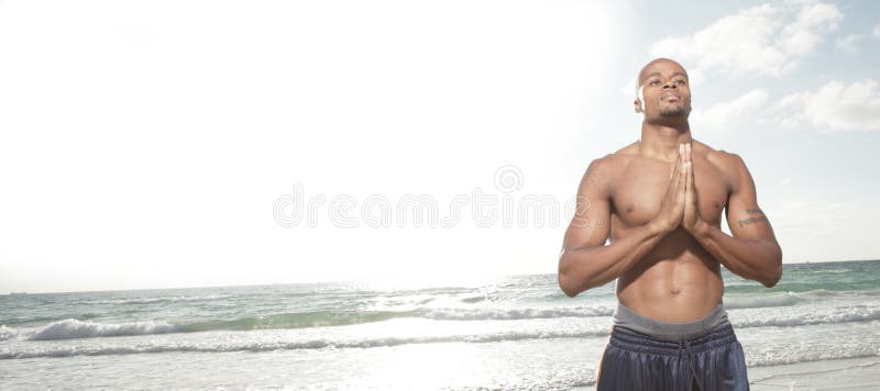 Man Mediteert Op Het Strand Stock Afbeelding - Image of gezond, hoofd ...