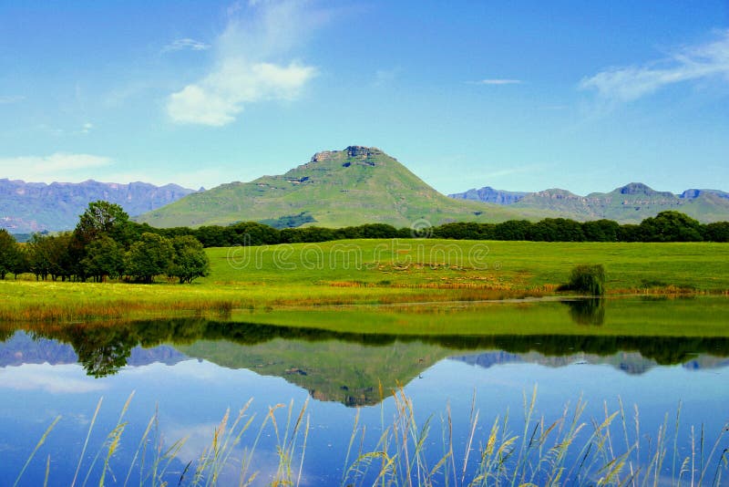 Het meer van de berg stock foto. Image of bomen, meer, kalmte - 287016