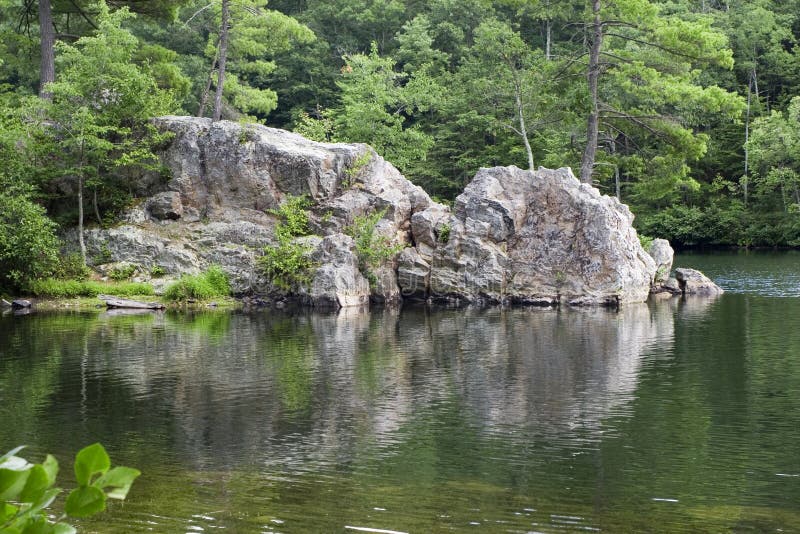 Het Meer Van De Klip Van De Rots Stock Foto - Image of sereen, naughty ...