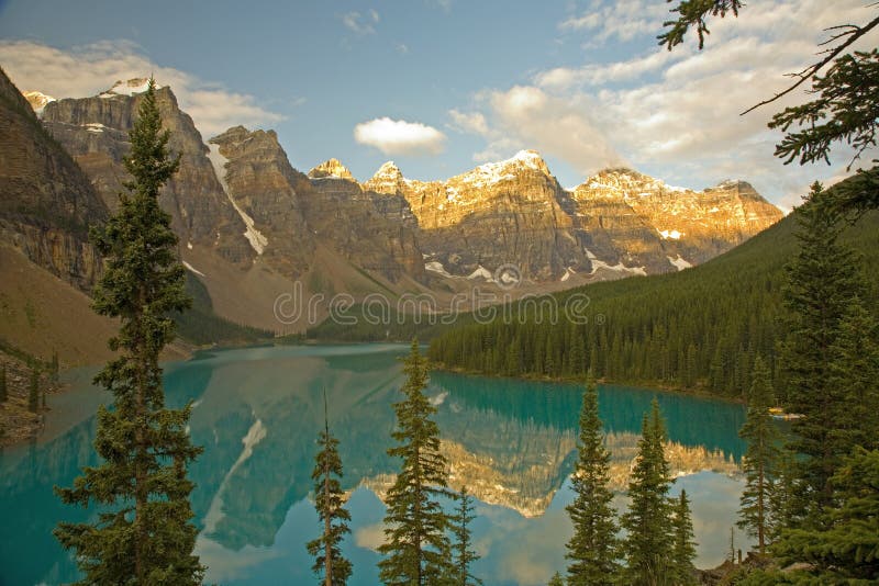 Het Meer Van De Morene in Canadese Rockies Stock Foto - Image of berg ...