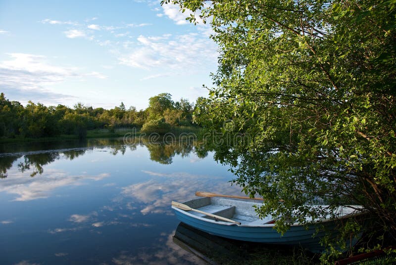 Het meer van de spiegel stock afbeelding. Image of groen - 28633857