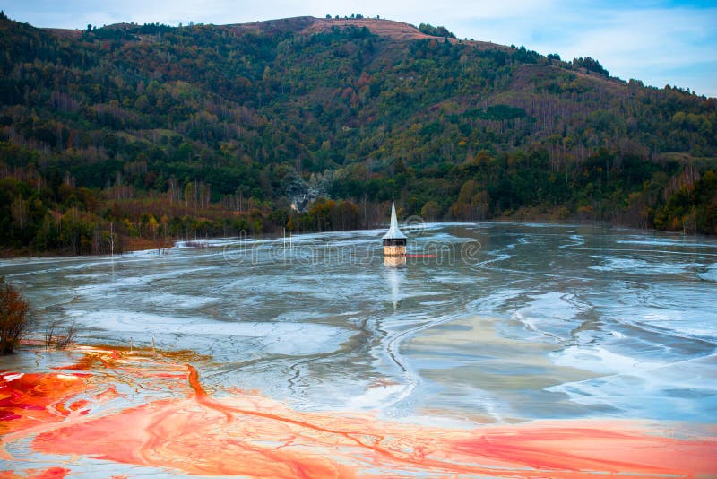 Verontreiniging Van Een Meer Met Vervuild Water Van Een Goudmijn Stock ...
