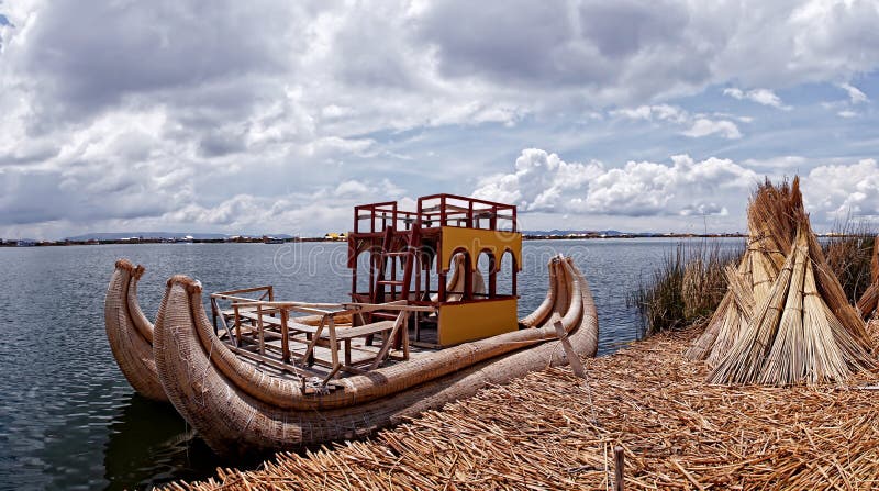 De Boot Van Het Riet Van De Eilanden Uros Stock Afbeelding - Image of ...