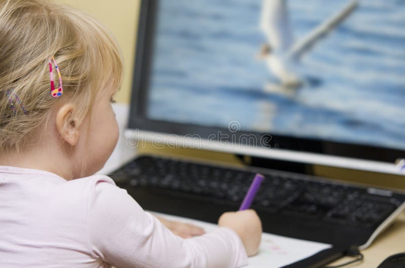 Het Meisje Trekt Van Het Computerscherm Stock Foto - Image of huiskeuze ...
