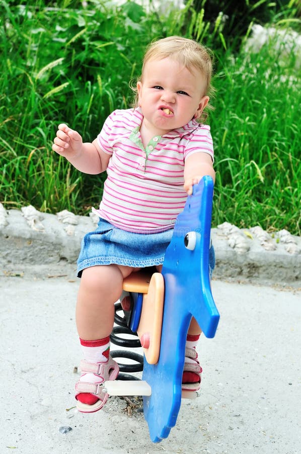 Het Meisje Van De Baby Met Grappig Gezicht Stock Afbeelding - Image of ...