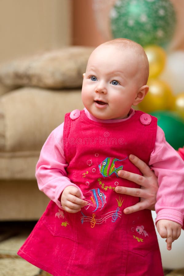 Baby meisje in rode jurk stock afbeelding. Image of kind - 13146069