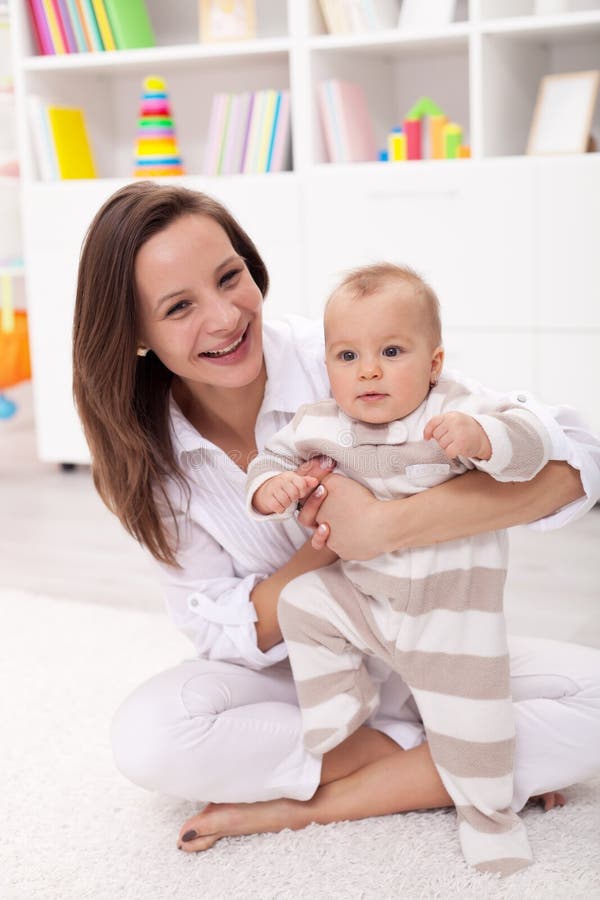 Het Meisje Van De Baby Wil Angstig Lopen Stock Foto - Image of ...