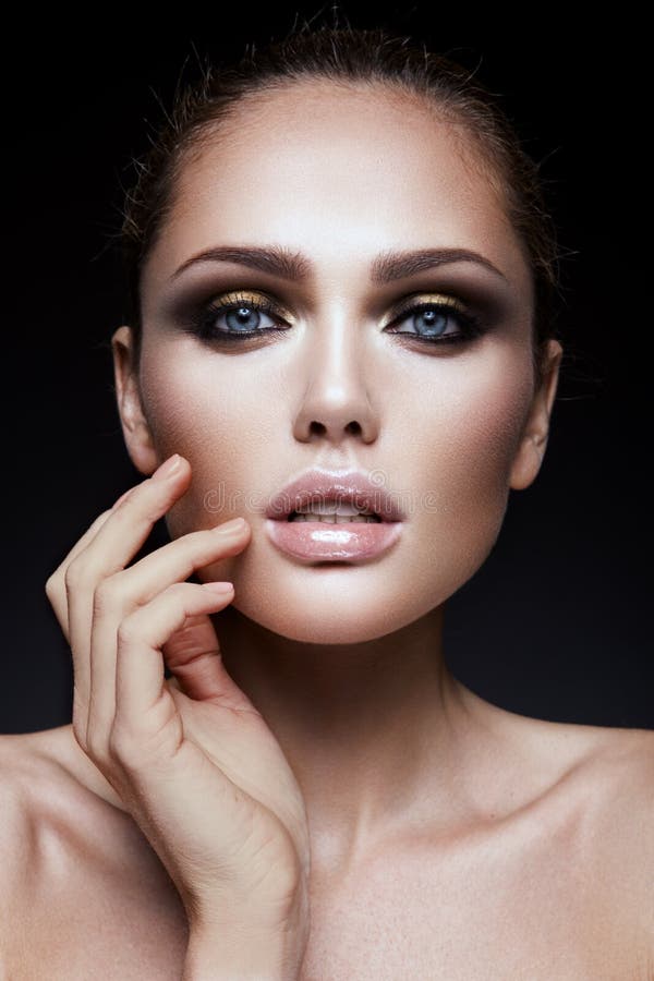 Het Meisje Van De Schoonheidsmannequin Met Heldere Make-up Stock ...