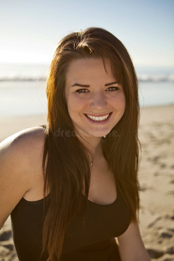 Tiener Meisje Op Het Strand Stock Afbeelding - Image of portret, meisje ...