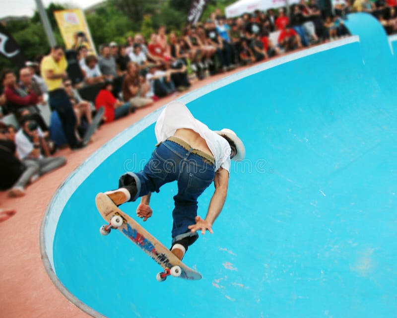 Het Met Een Skateboard Rijden in Een Pool 3 Stock Foto - Image of ...