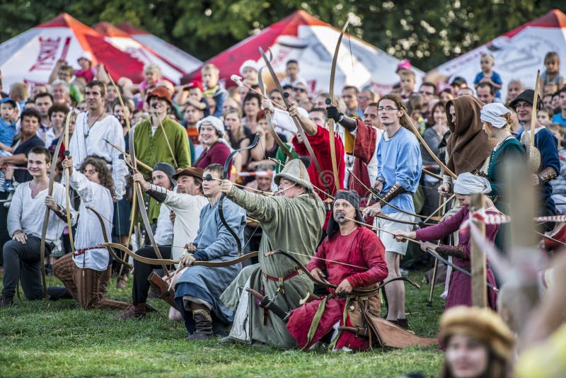 Het Middeleeuwse Ridders Vechten Redactionele Foto - Image of ...