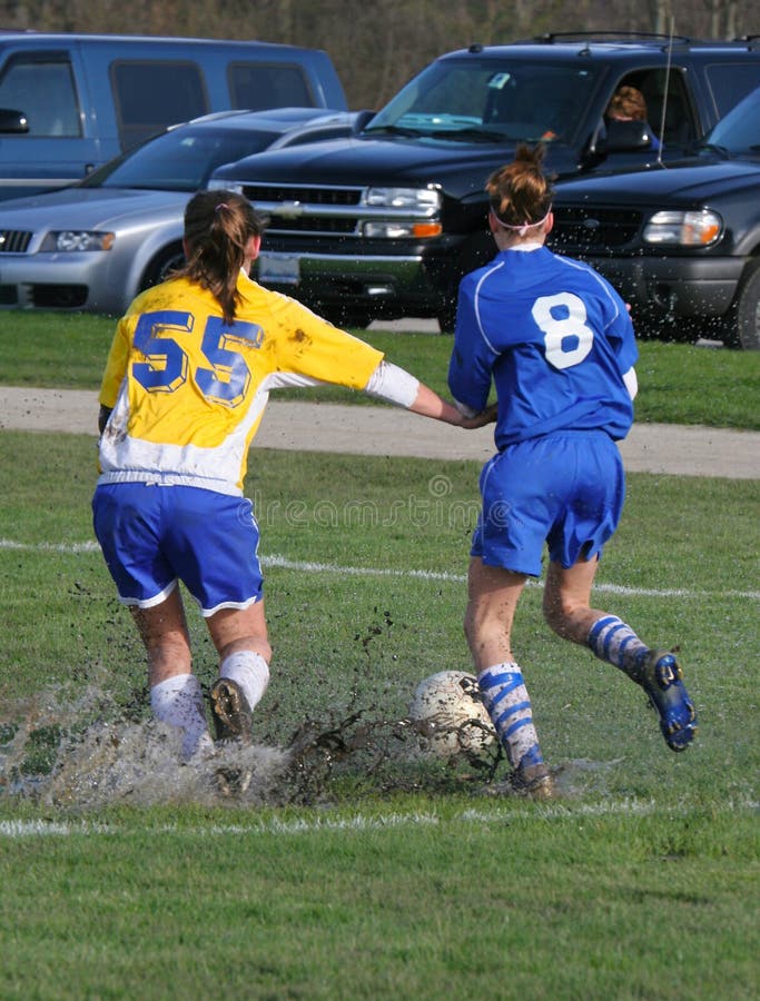 Het Modderbad Van Het Voetbal Van Dames Stock Afbeelding - Image of ...