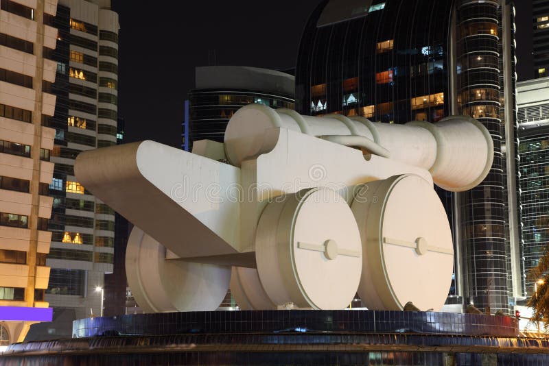 Het Monument Van Het Kanon in Abu Dhabi Stock Foto - Image of verenigd ...