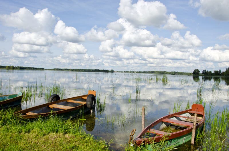 Het Mooie Landschap Van Het Meer Met Boten Stock Afbeelding - Image of ...