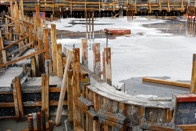 Het Natte Beton Giet of De Pomp Van De Concrete Vrachtwagen in Droeg ...