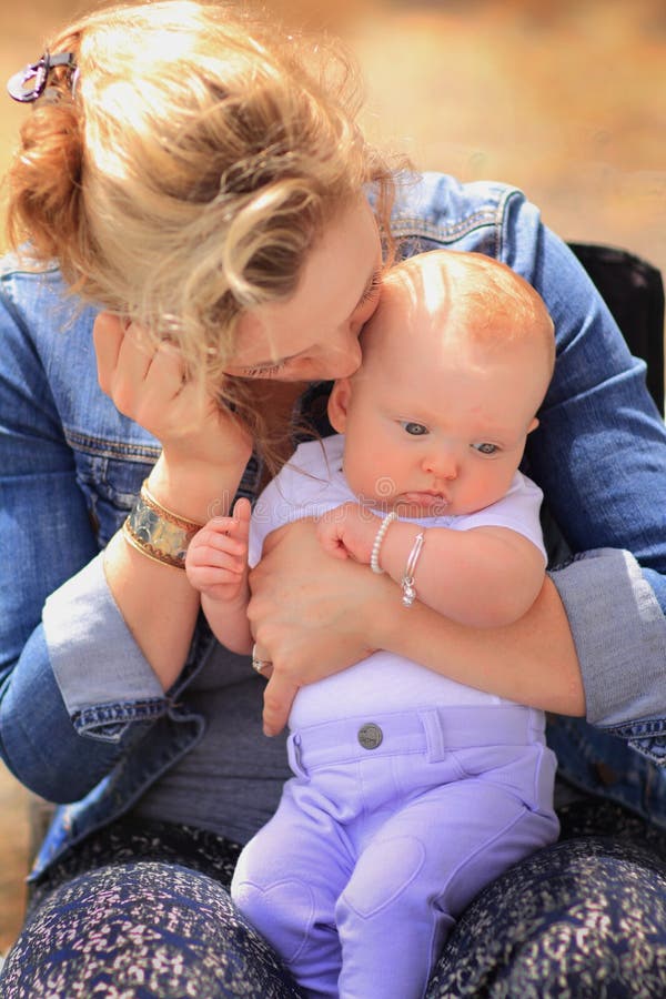 Het Nieuwe Mamma Knuffelt Pasgeboren Baby Stock Afbeelding - Image of ...