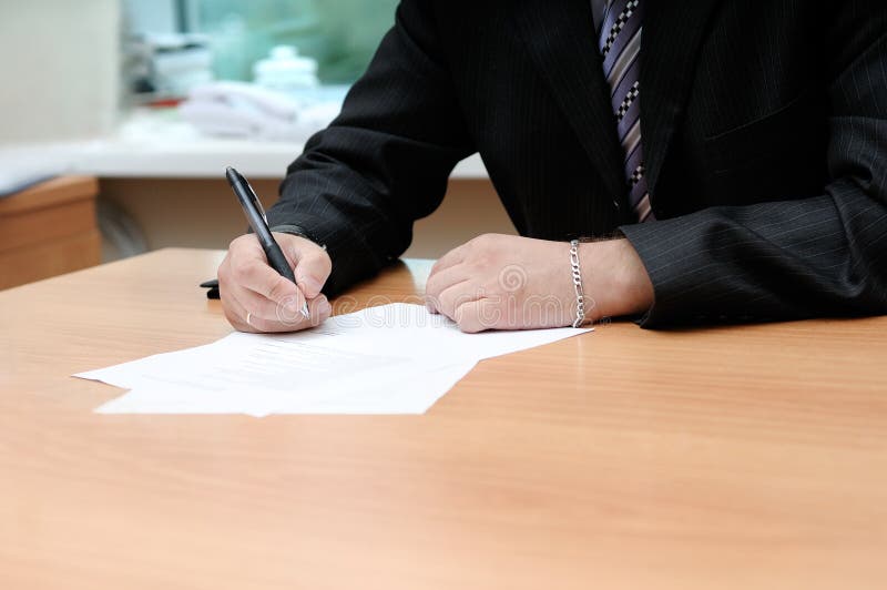 Het Ondertekenen Van Het Document Stock Foto - Image of binnen ...